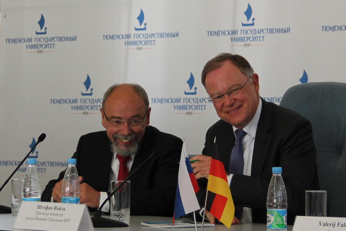 Niedersachsens Ministerpräsident Stephan Weil informiert sich über das ...